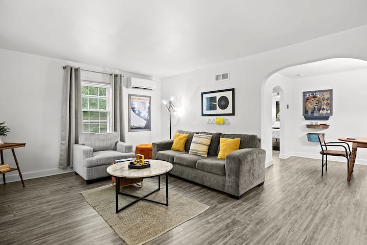 Private King Suite In Louisville's Business Center - Louisville, KY