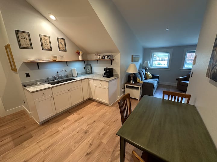 New Camas Apartment • Private Entry + Ev Charging - Washougal, WA