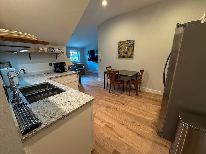 New Camas Apartment • Private Entry + Ev Charging - Troutdale, OR