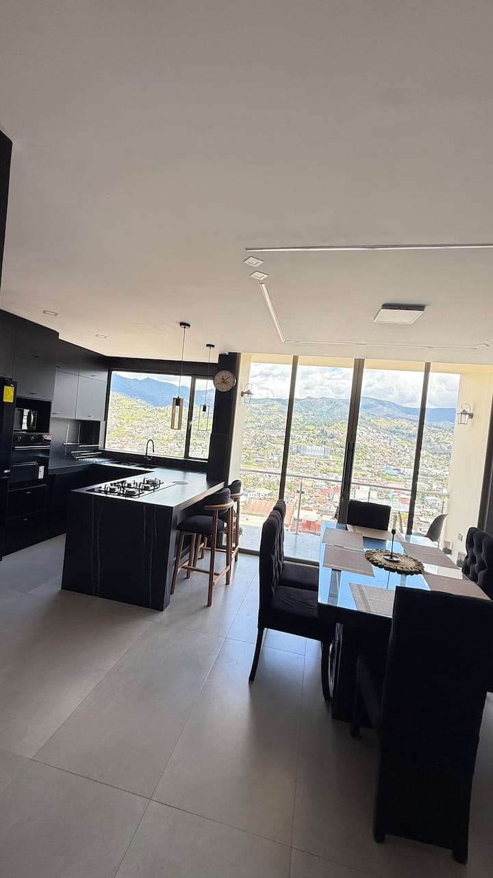 Moderno Con Vista Panorámica De La Ciudad De Loja - Loja