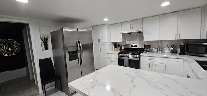 3 Beds, Sleeps 6, Recently Re-modeled, Laundry - Long Beach, CA