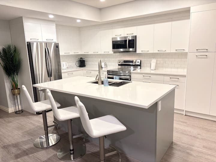 The Shore & Vine - 2 Bedroom Suite W/ Hot Tub - Kelowna