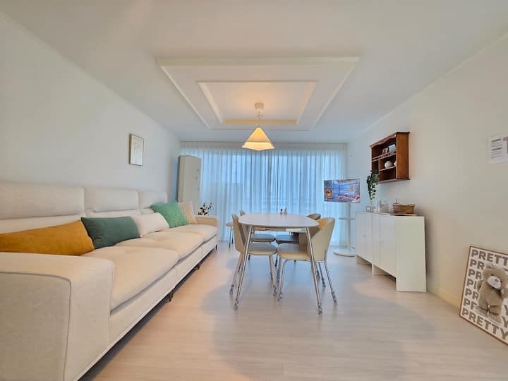 동대구역 차10분/동인동찜갈비골목/교동 핫플/퀸침대 3개/주차무료/암막커텐/깔끔한 감성숙소 - Daegu