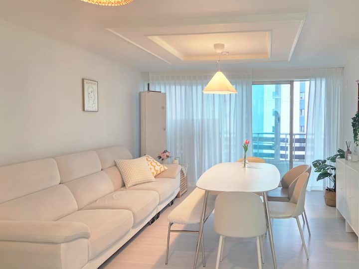 동대구역 차10분/동인동찜갈비골목/교동 핫플/퀸침대 3개/주차무료/암막커텐/깔끔한 감성숙소 - Daegu