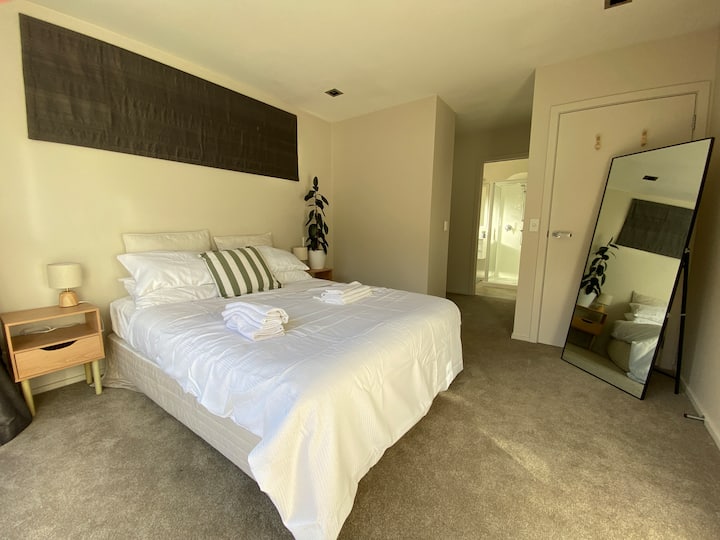 Modern Private Ensuite Room - Queenstown, New Zealand