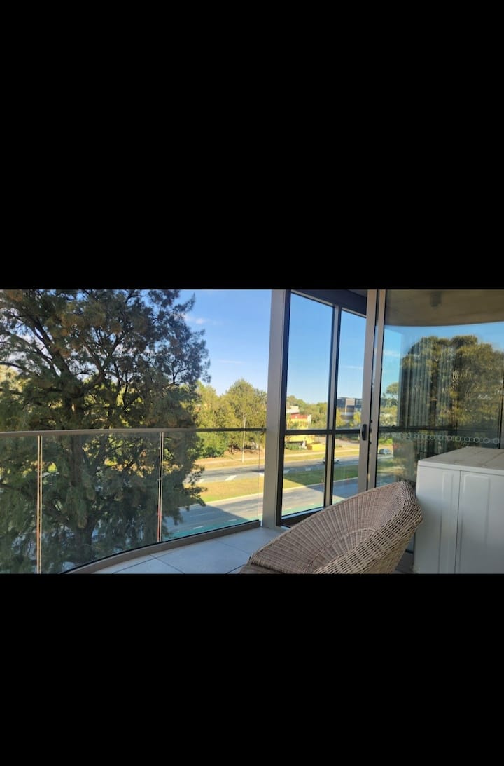 New Cosy 3 Bedroom Apartment - Canberra