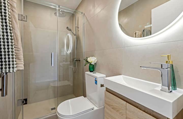 Private Bedroom & Bathroom @ The Peninsula House - Auckland