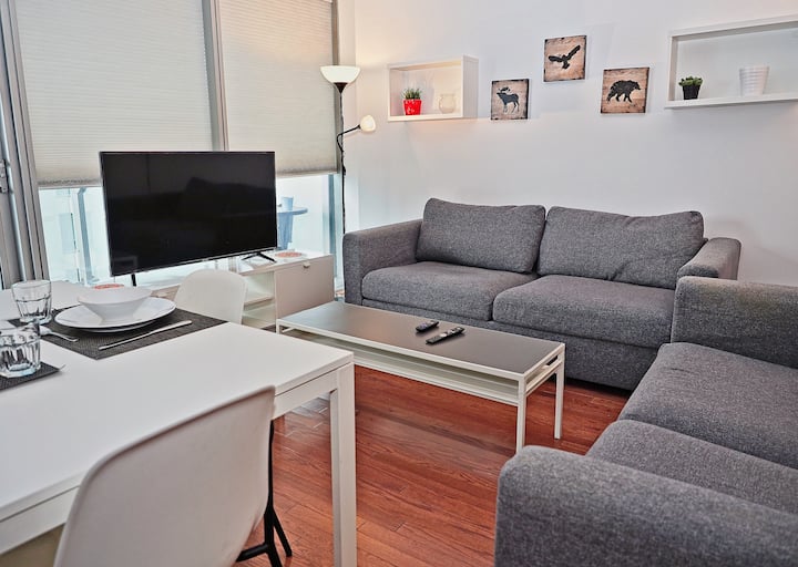 1br Condo W/ Balcony/pool/parking - Toronto