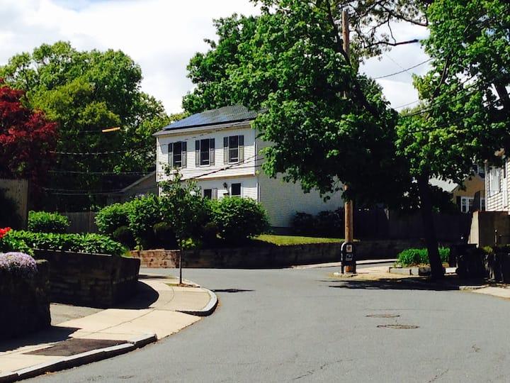 Tranquil Home With Nature Views - Dedham, MA