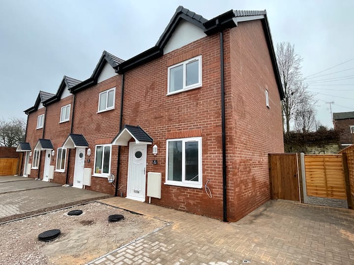 3 Bedroom New House Sleeps 5 (Free Parking&wifi)-d - Newcastle-under-Lyme