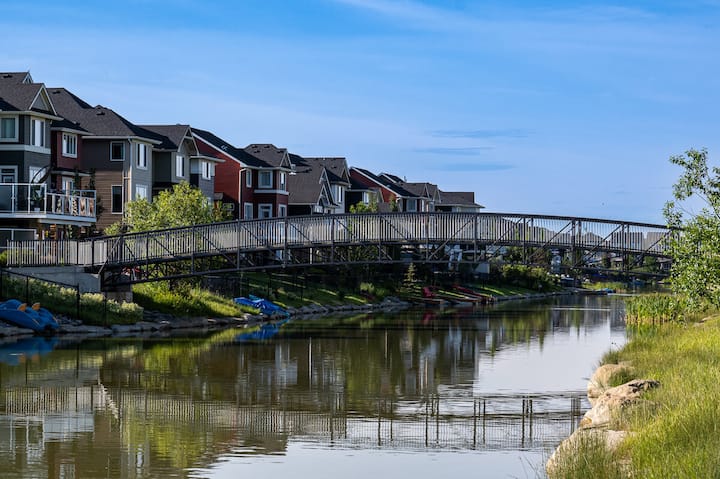 The Vaulted Oasis ~ 2 Bed W/ Garden Access - Airdrie