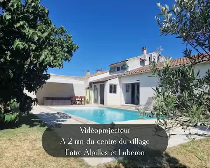 Maison Spacieuse : Piscine Et Vidéoprojecteur - Sénas