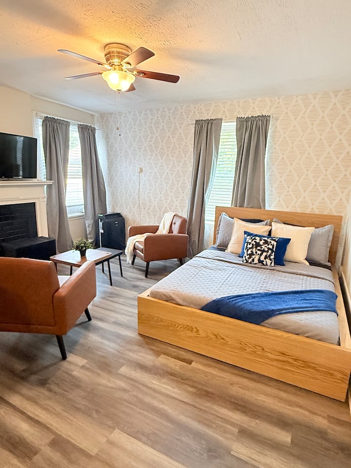 Chic Studio Near Downtown, Full Kitchen Included! - Columbus, OH