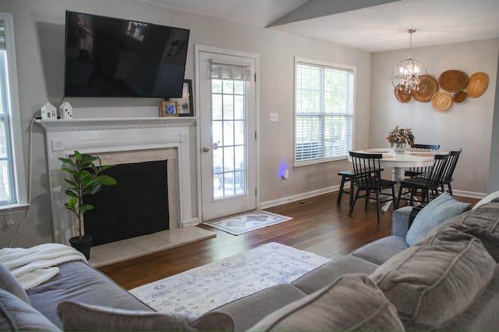 Ranch Downtown W/ Fenced Backyard + Work Space - Splash Pad, Fuquay-Varina