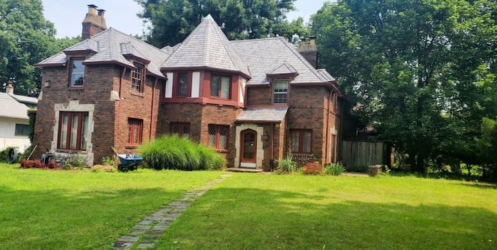 Victorian Tudor Near Downtown - Indianápolis, IN