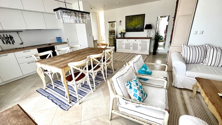 Flores Garden B19-20
Stunning 2 Bdr Apt With Pool - Chernomorets