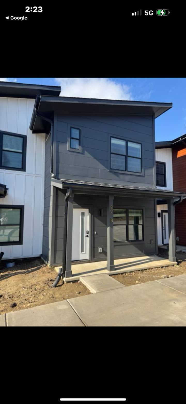 Modern 2br Retreat | Ps5 • Townhome • Free Parking - Concord, NC