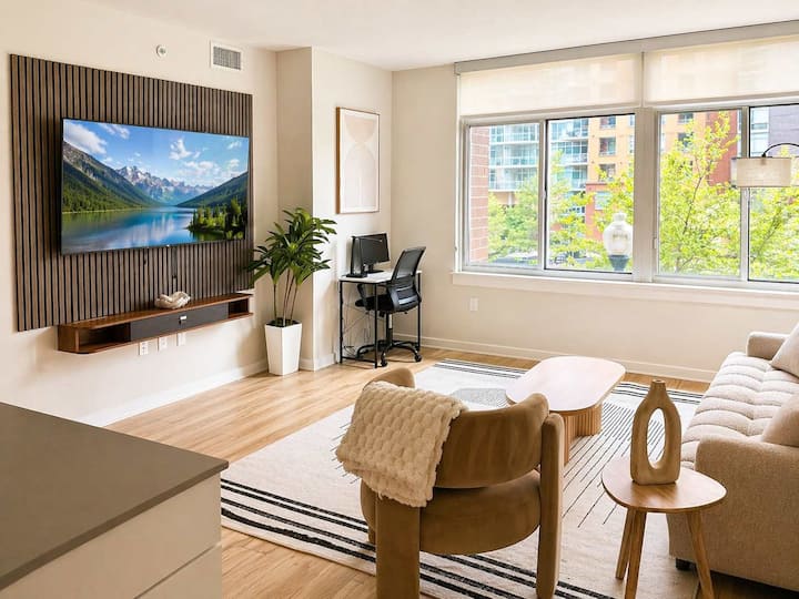 Sleek 2br Residence With Gym, Parking & Rooftop De - National Harbor, MD