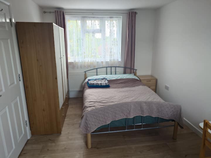 Buchurst Way Big Loft Room With Bathroom - Chingford