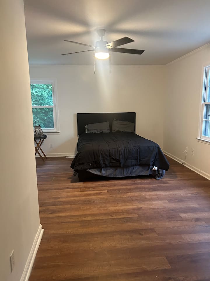 Large Queen Bedroom With Closet - Atlanta, GA