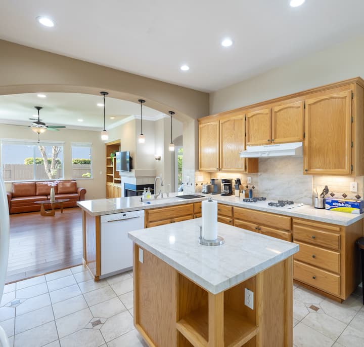 Cozy 3br House: Family & Pet Friendly Fast Wi-fi - SeaQuest Folsom, Folsom