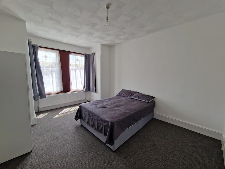 3. Double Room Goodmayes Station - Romford