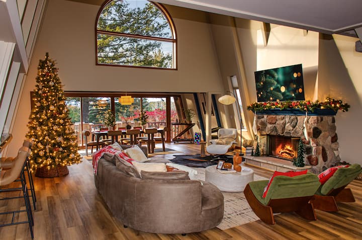 Cedarcrest Hideaway-hot Tub~theater~gamerm~firepit - Torch Lake, MI