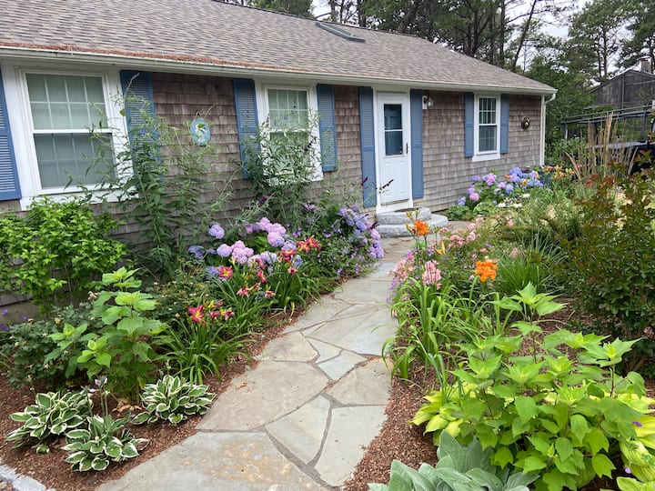 Bayside Beach Bungalow. - Capo Cod, MA