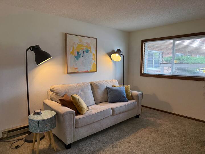Airy, Central Cheyenne 1-bedroom - Cheyenne Frontier Days