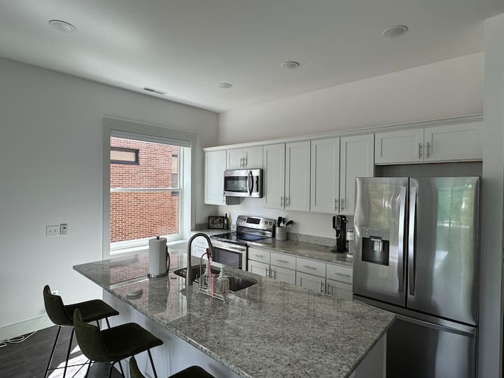 Downtown Bridge St Apartment - Charlevoix, MI