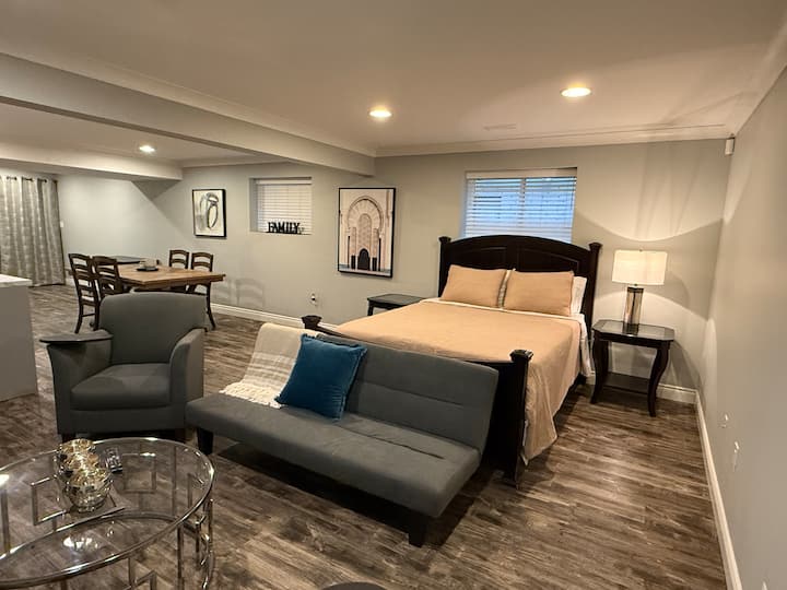 F- Bright & Cozy 2-bedroom Basement - Windsor, ON, Canada