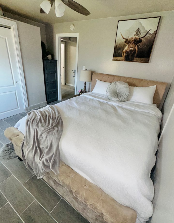 Private Bungalow Guest Suite W/ Private Entrance - Bakersfield, CA