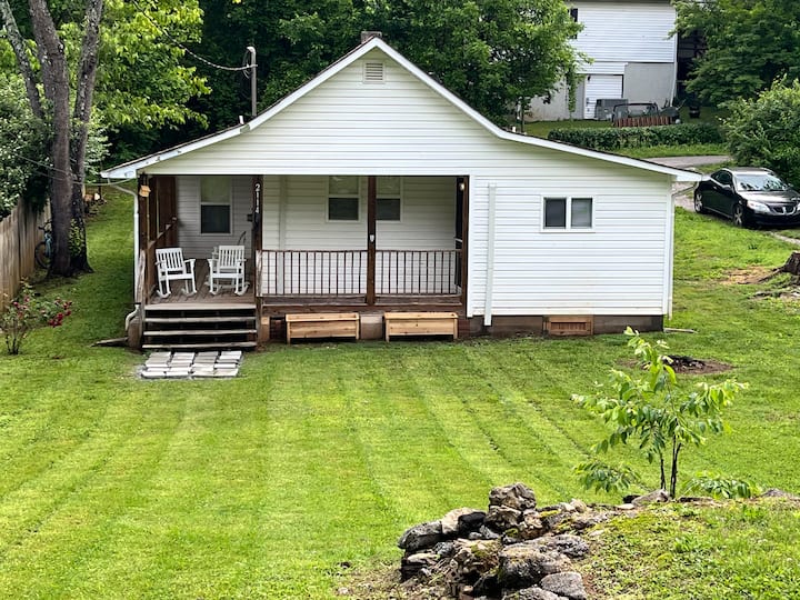 Sokno. Midterm Rental Cottage - Knoxville, TN