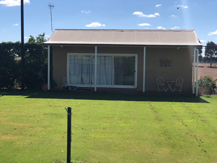 3 Bed Studio Accommodation. - Deniliquin