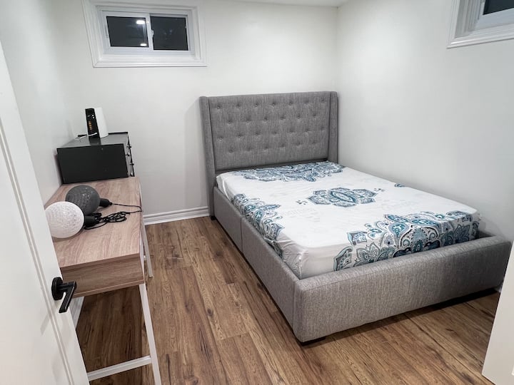 A Cozy Nook In The Hamptons. - Oshawa