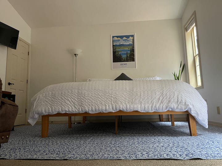 Ponderosa King Suite (Private: Bath-entry-patio) - Bend, OR