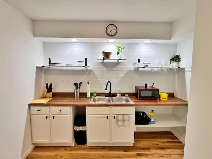Trendy Flat (Sleeps 4) - Bloomington, IL