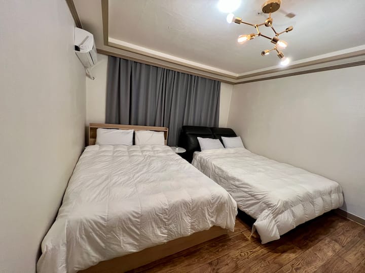 The Large House That Can Accommodate Many People - Bucheon-si