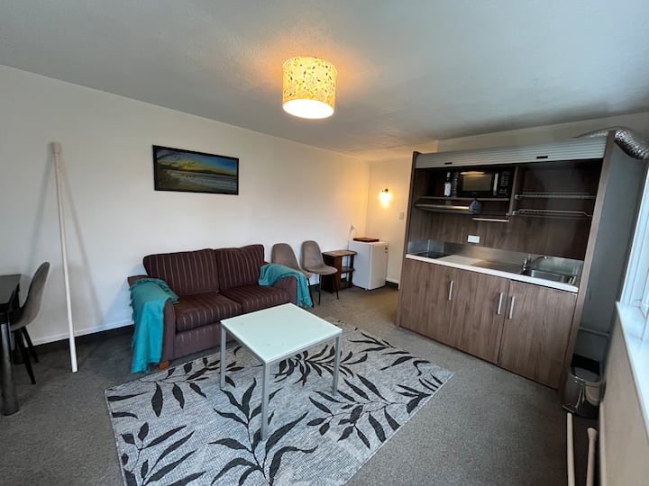 Cute Retro Unit With Views - Queenstown