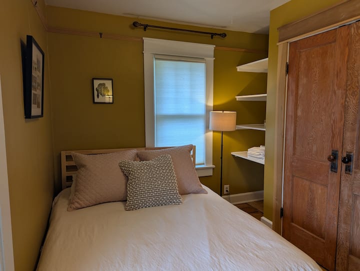 Private Room In Charming Bungalow - Bloomington, IN