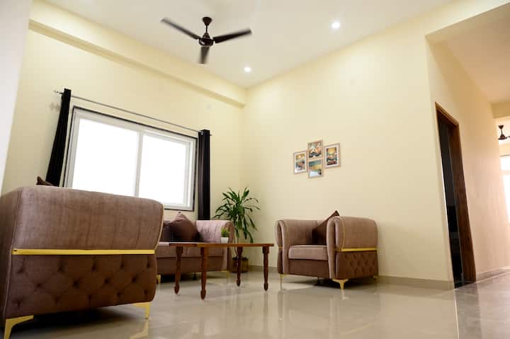 Spacious Flat 1.5km From Assi - Varanasi
