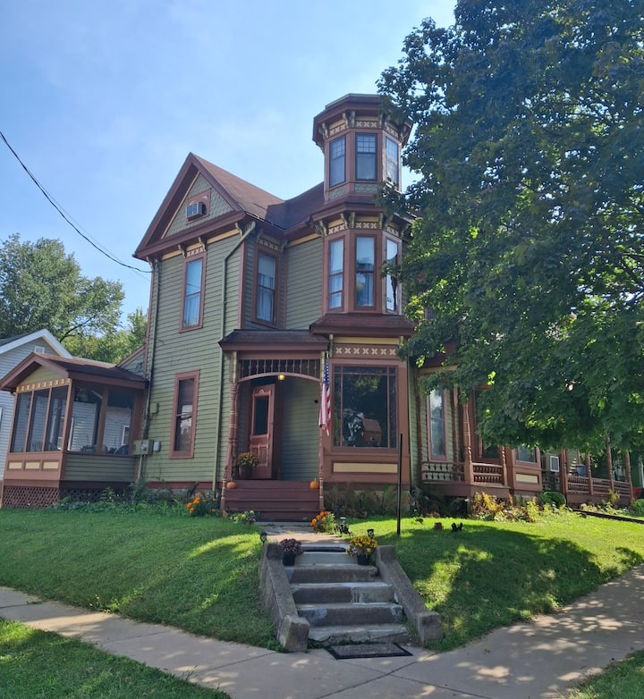 The Tabby Room At The Painted Cat Bed & Breakfast - Galena, IL