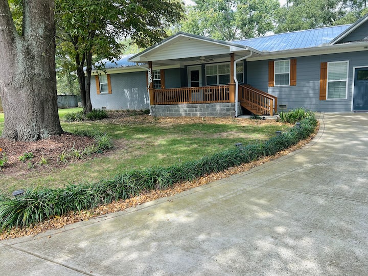 Drift & Dream Lake House - Guntersville, AL