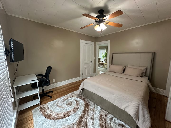 Quiet Room W/ Private Bath – Historic Dayton - Dayton, OH