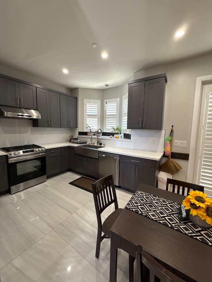 New Guesthouse Near Disney/beach - Huntington Beach, CA
