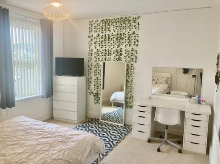 Double Room With Private Bathroom In Shared House - Cardiff