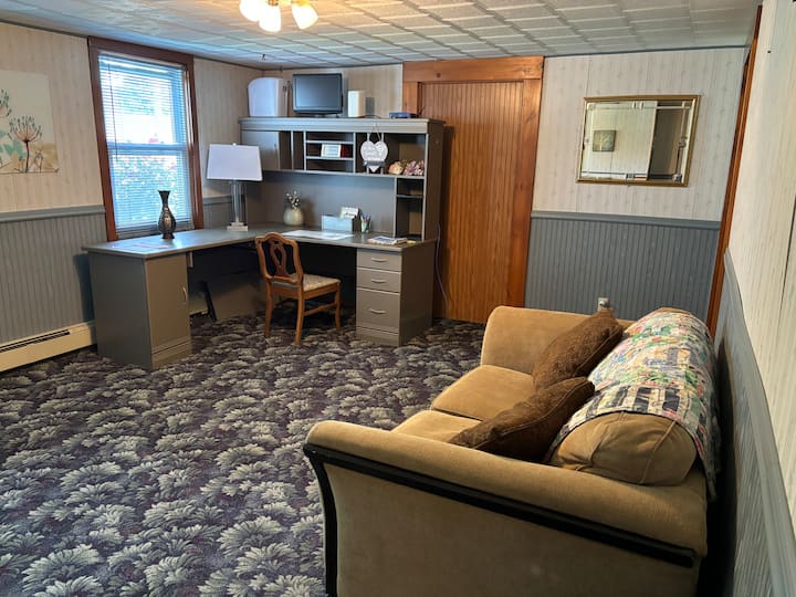Rm #4 - Paris Room - Punxsutawney, PA