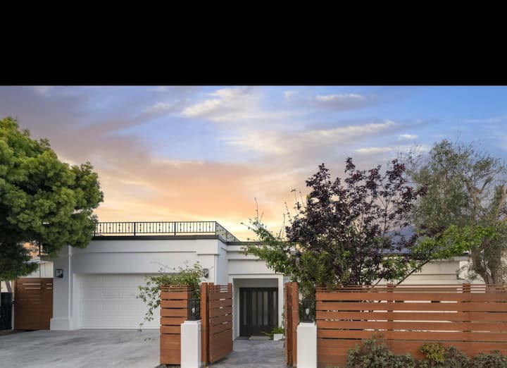 Spacious Stay With Decks, Views, & Steps To Beach - 聖莫尼卡