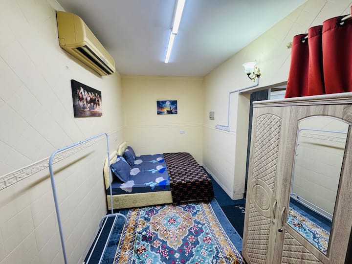Private Master Room W/ Own Entrance In Hostel - Maskat