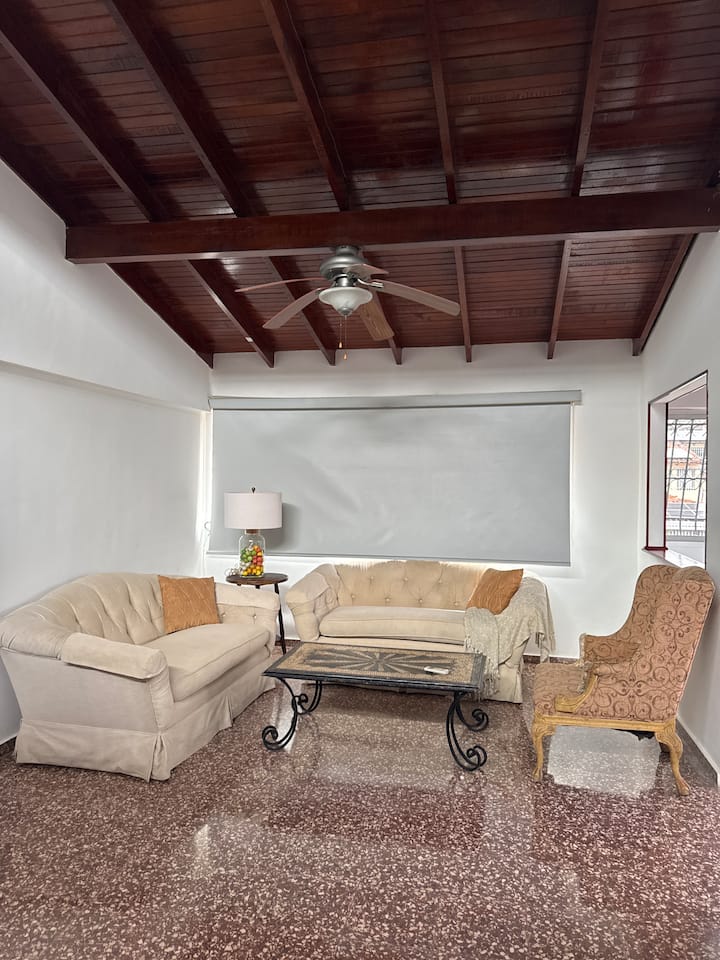 Amplia Casa Tipo Apartamento En El Dorado - Panama City